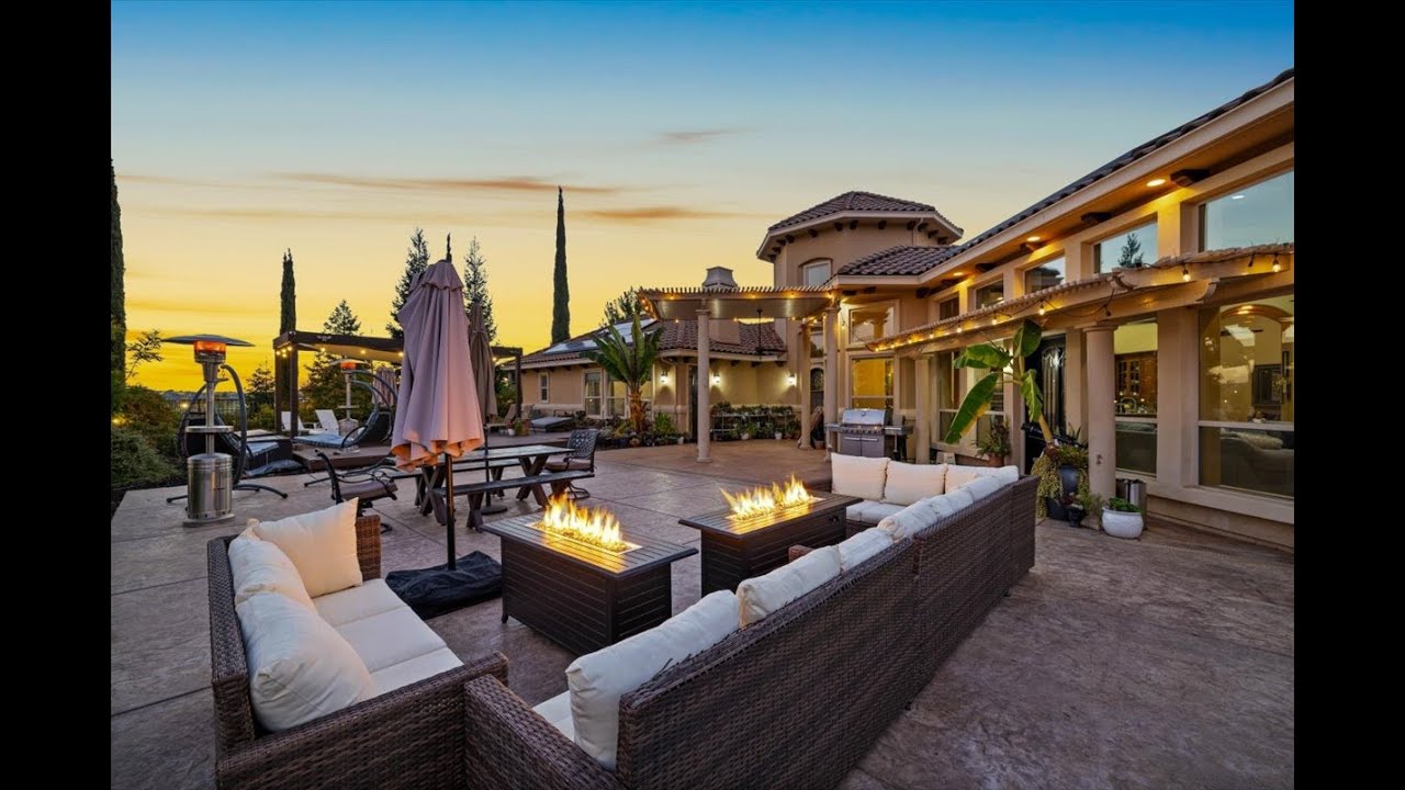 CUSTOM SINGLE-STORY ENERGY SAVING SOLAR HOME W/ STUNNING PANORAMIC ...