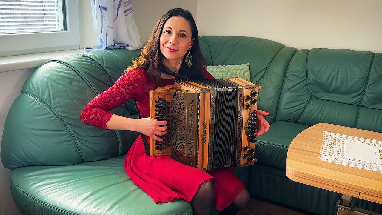 Claudia Hinker spielt Weiße Blume von Franz Mihelič auf ihrer ...