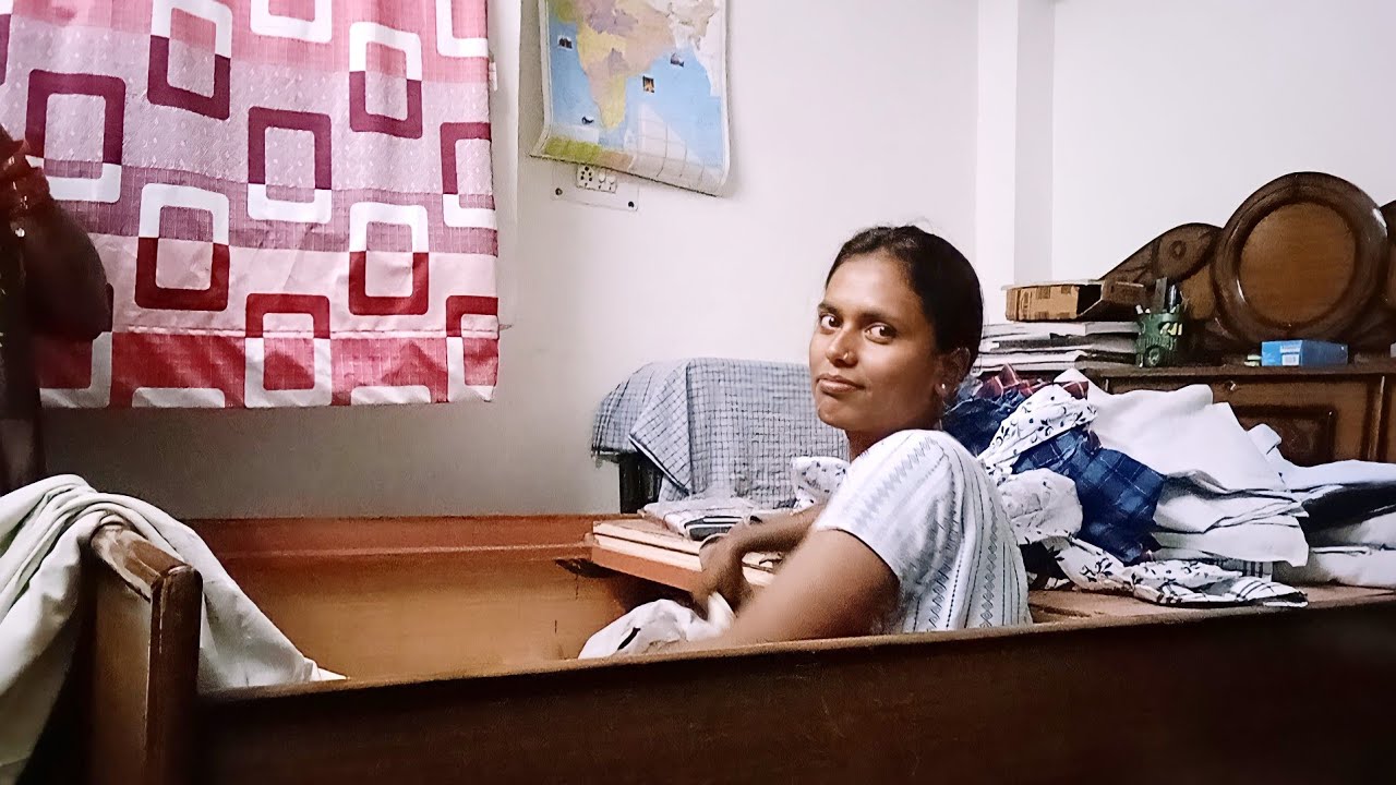 didi bed ke andar kya kar rahi hai 😂||Vlog||Srishti Mathur - YouTube