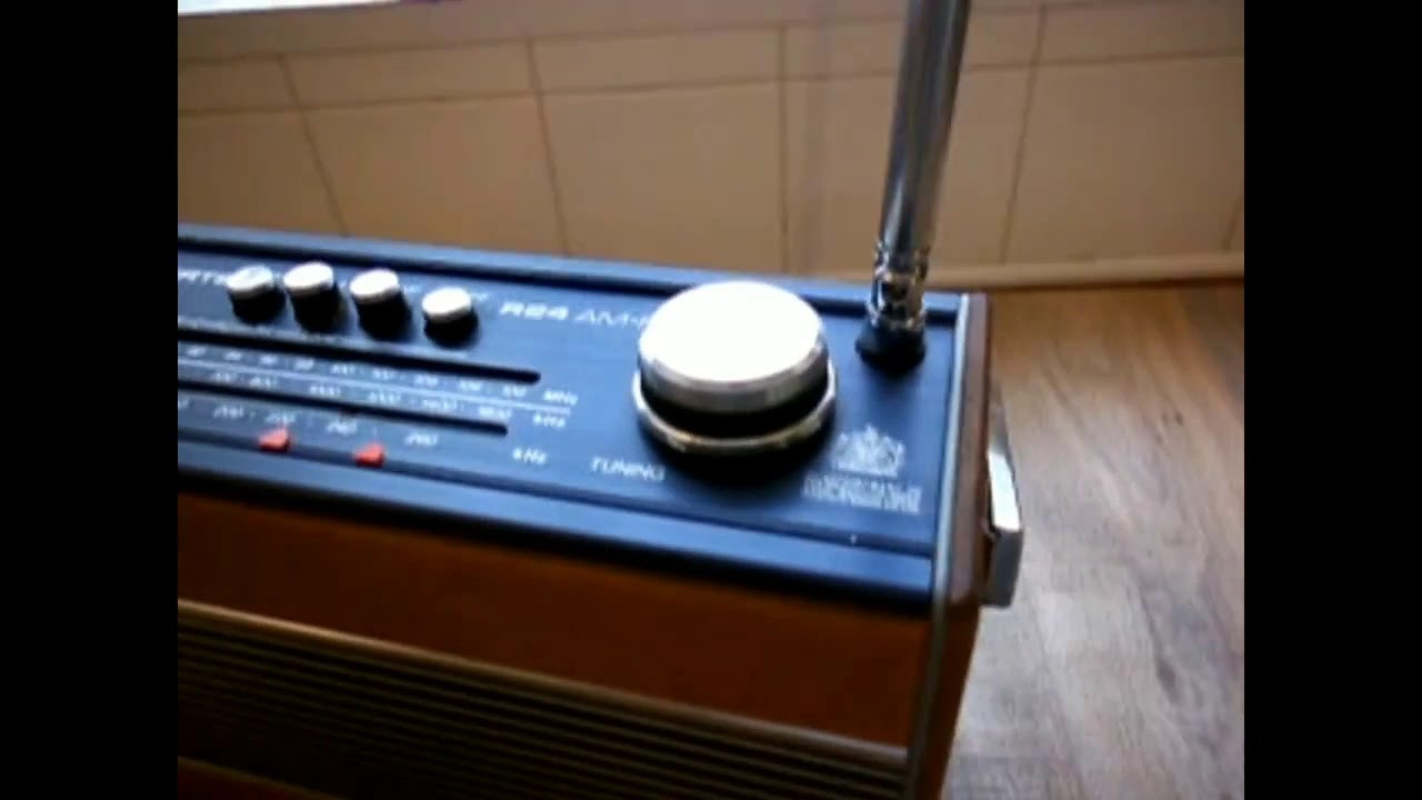 1980s Tan Roberts R800 MW/LW/FM Portable Transistor Radio - YouTube