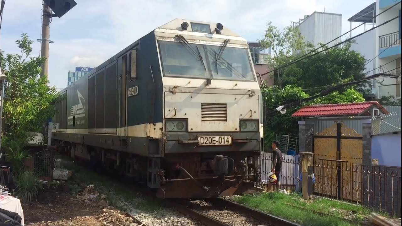 D20E-014 kéo tàu se6 qua chắn Bà Xếp 15:04 (21/5/2024) - YouTube