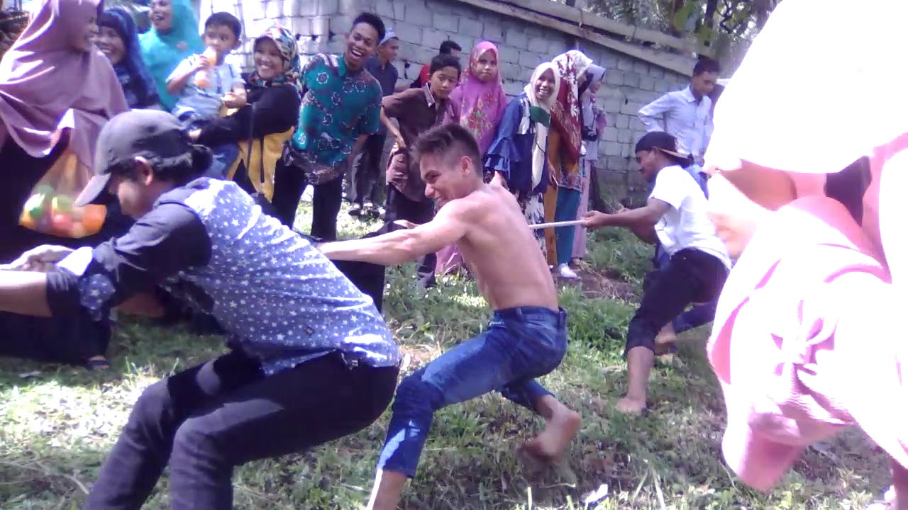 Rizky vs Bapak2 main game tarik tambang play on - YouTube