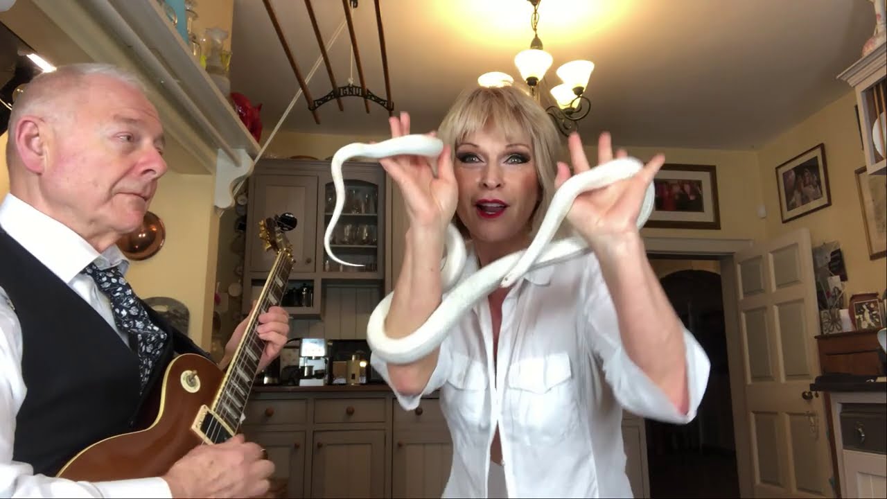 Toyah & Robert's Sunday Lunch - Everlong - YouTube