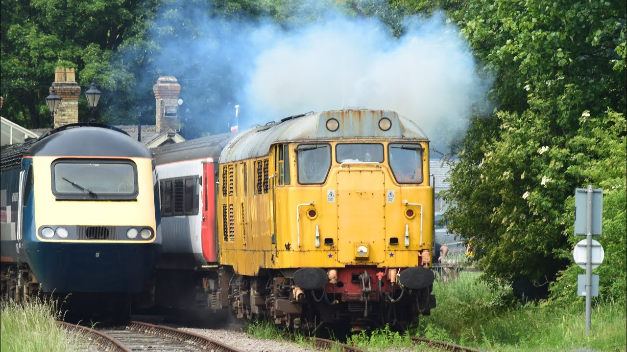 Ex Network Rail 31465 and 31285 Departing Stanhope - YouTube