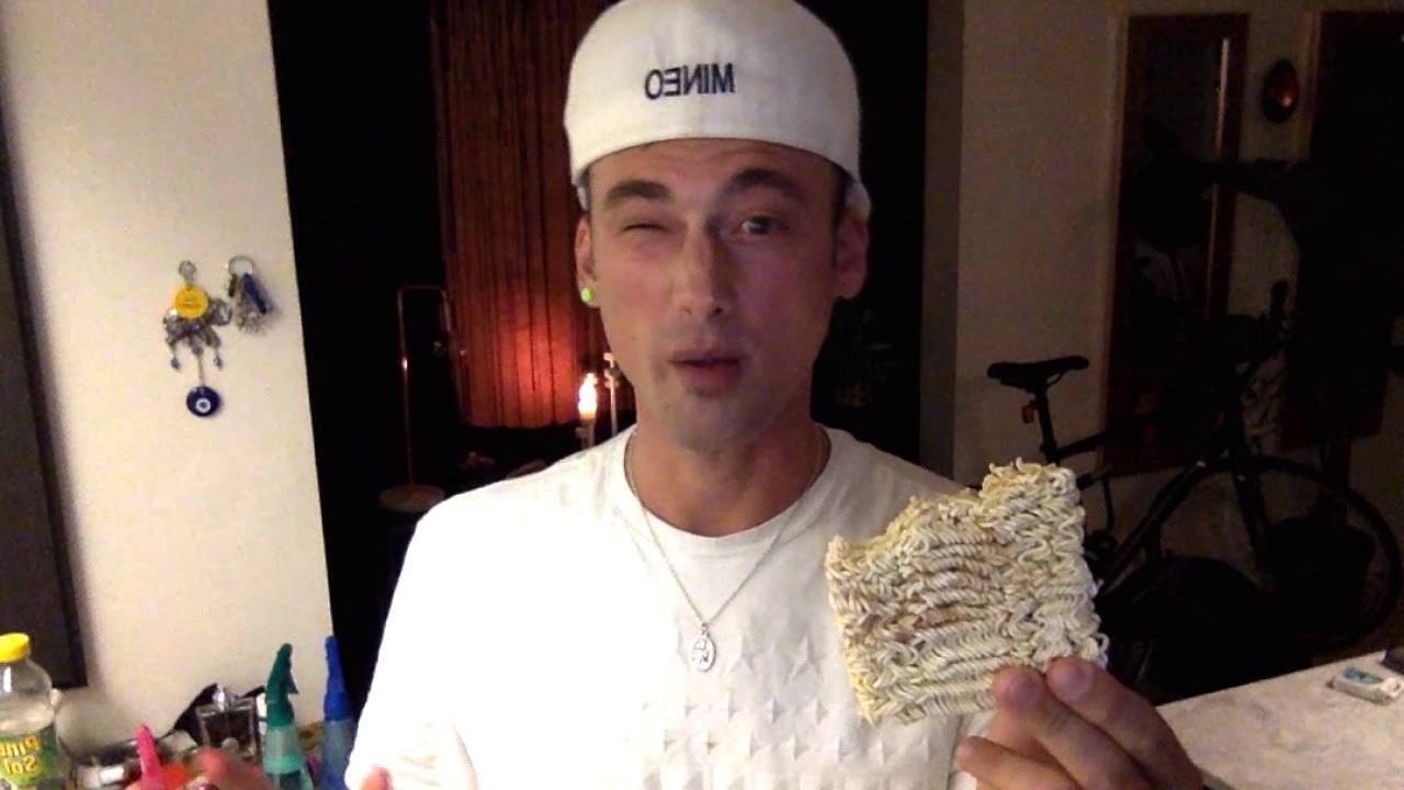 Raw Ramen noodle snack! YAAAASSS! :) - YouTube