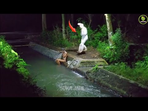 Prank POCONG Menang Banyak || gangguin Orang lagi mandi disungai 😂|| paling kocak ngakak abis