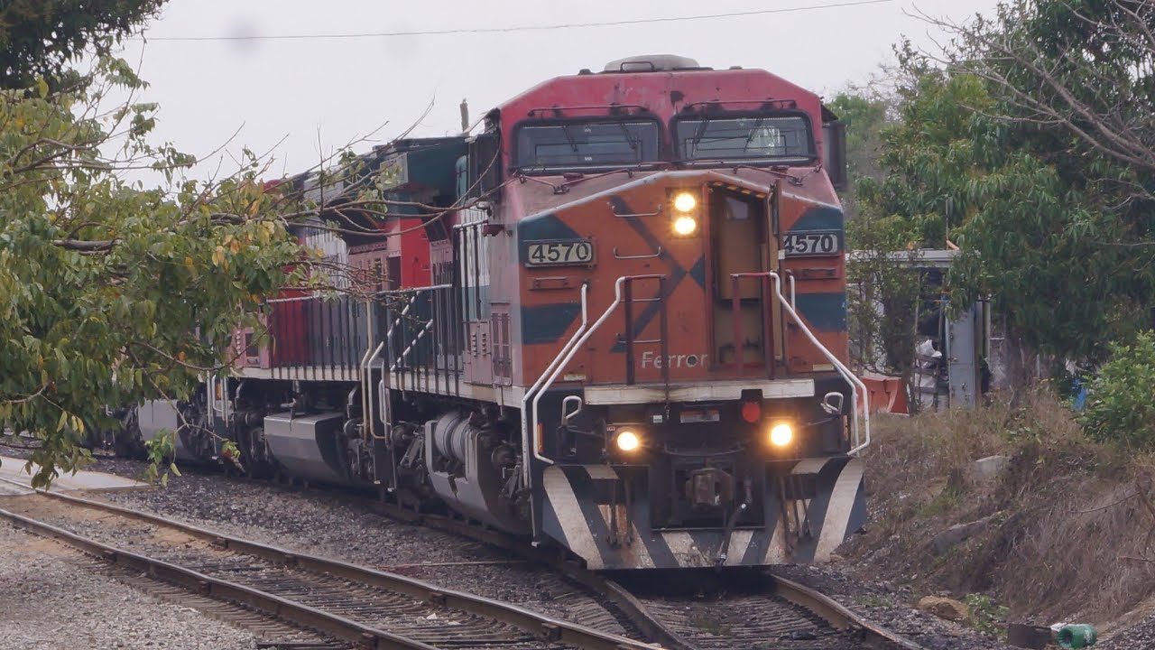 Locomotora EMD SD45 tratando de encender, SD70ACe silbando y larguisimo ...