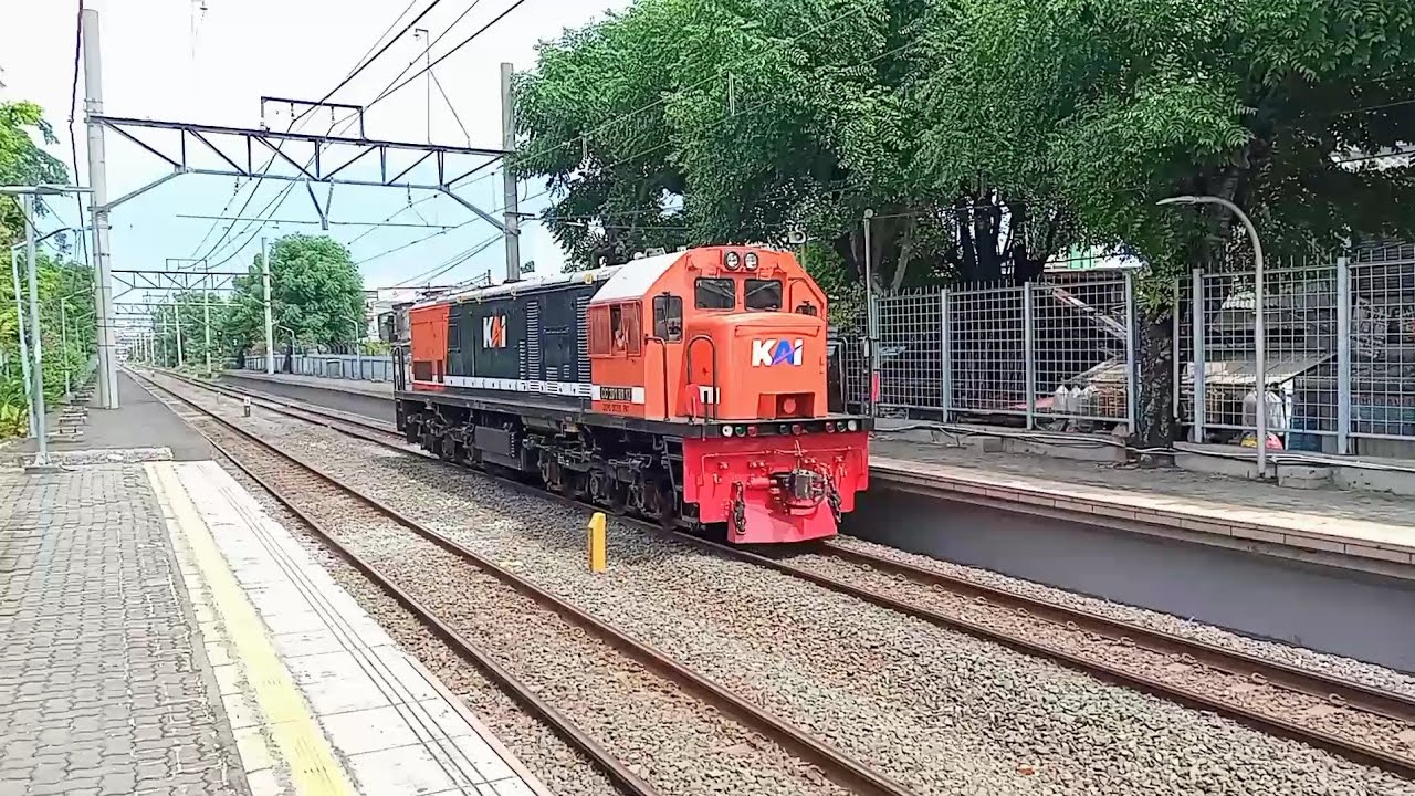 Seruntulan Lokomotif CC 201 RnB - YouTube