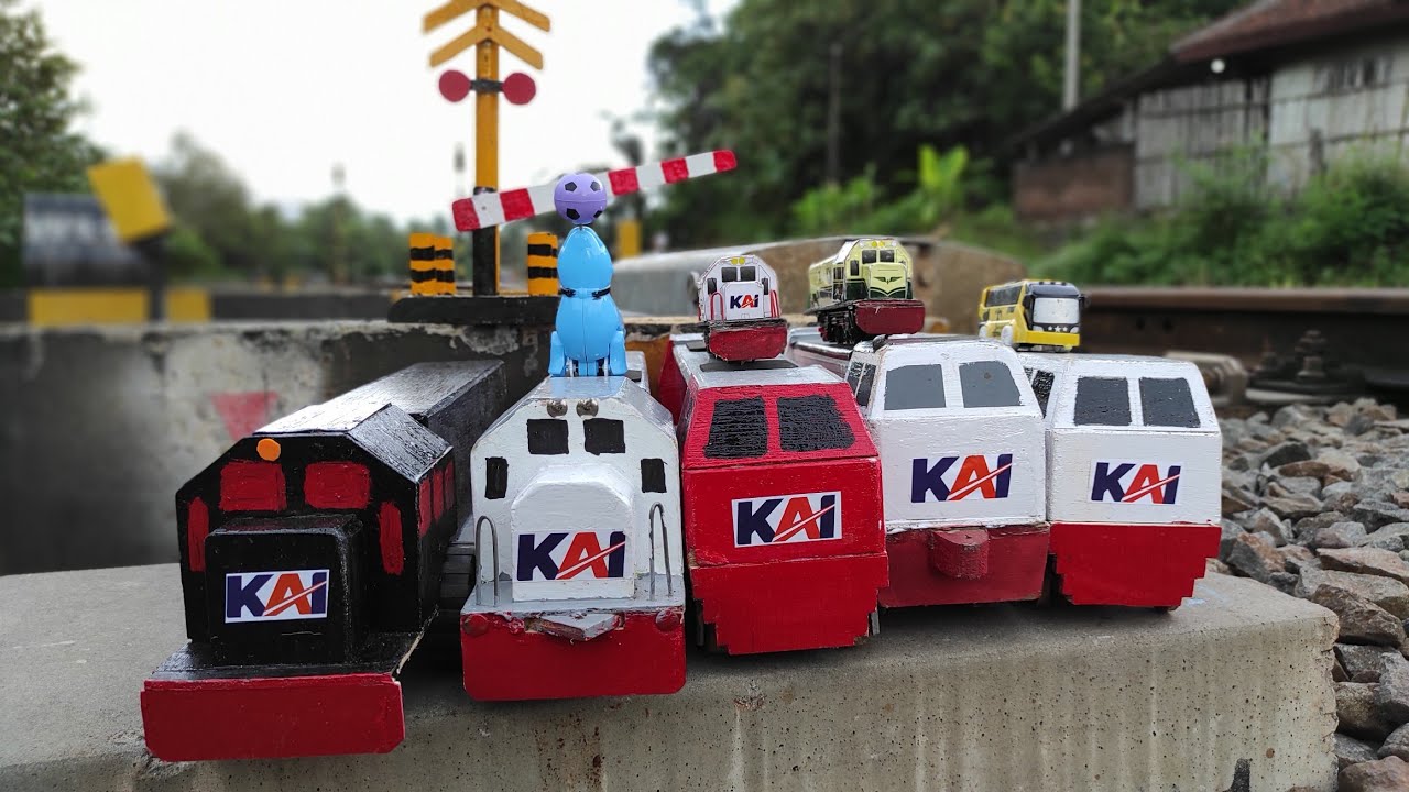 Kereta Api Kayu Cc 201 Hantu Menabrak Kereta Kayu Indonesia - YouTube