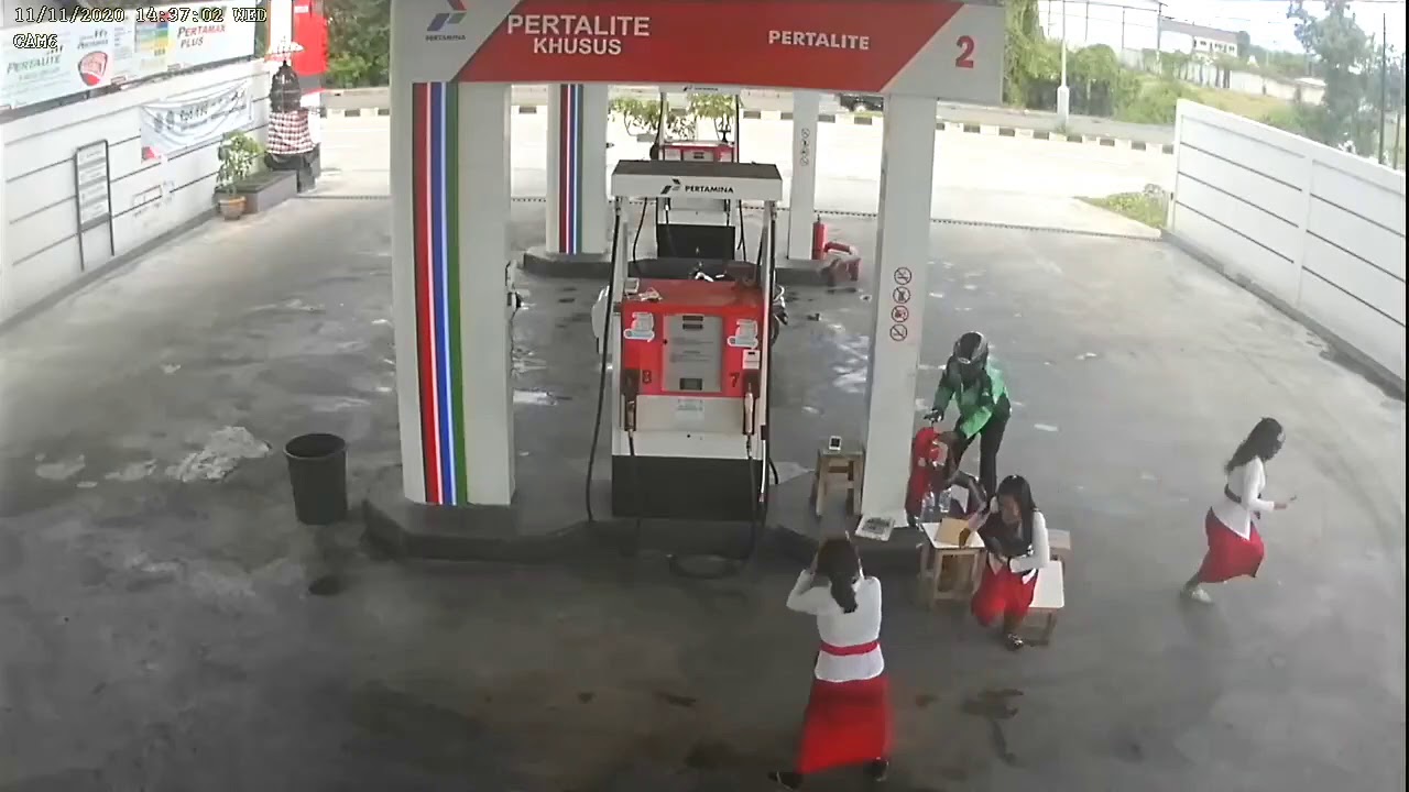 OJOL MERAMPAS TAS BERISI UANG DI SPBU BENOA BALI - YouTube