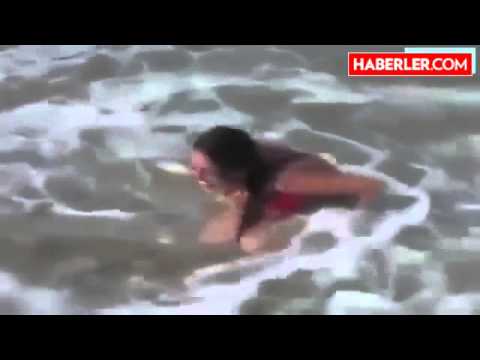 Bikini sert dalgalara dayanamadı!