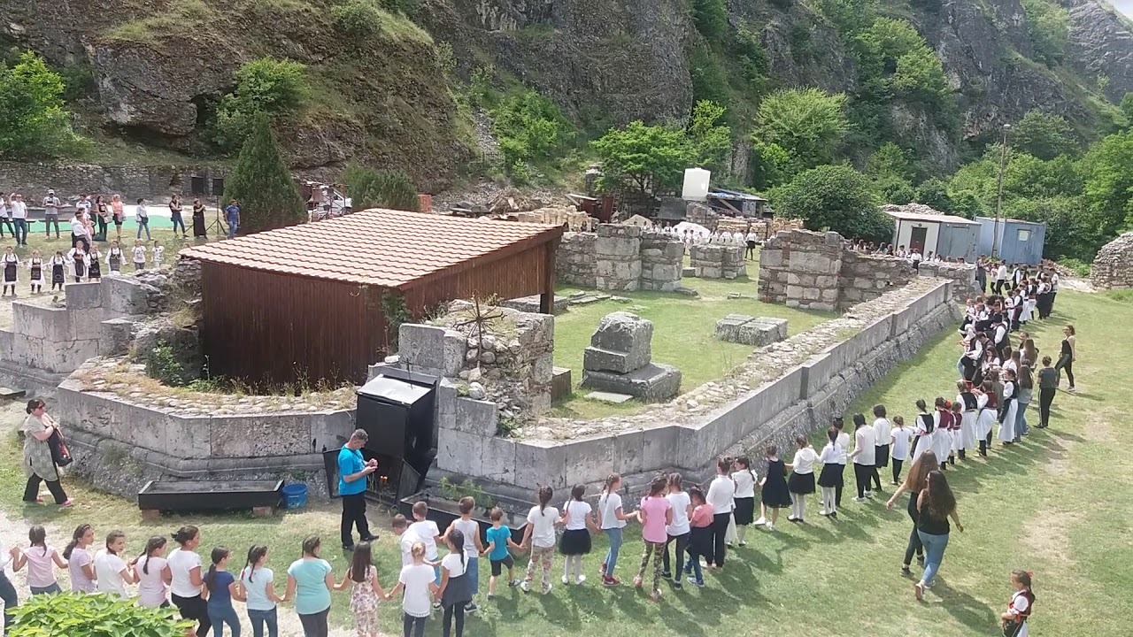 Oro se vije kraj Manastira Sv.Arhangela zaduzbine Cara Dusana - YouTube