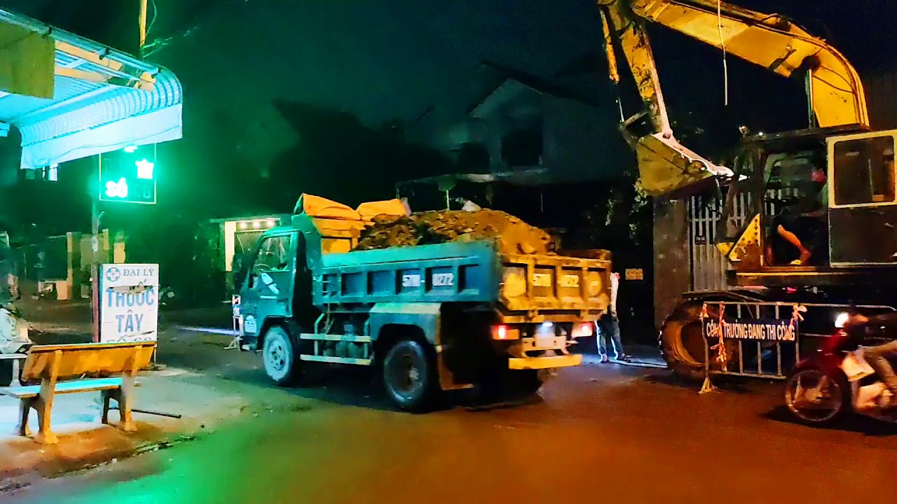 Xe Xúc Đất kube xúc đất lên xe tải làm ban đêm /116 - Du Nguyễn tv1 ...