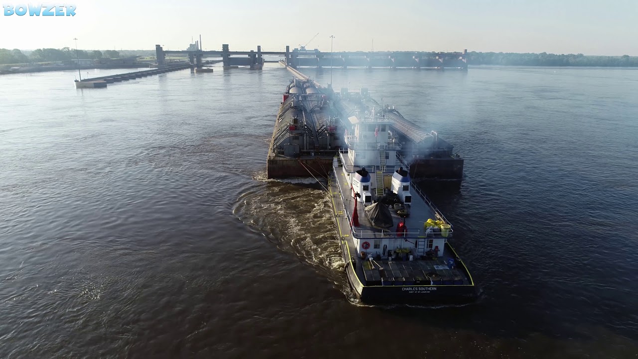 The M/V CHARLES SOUTHERN Fighting the River to get into Lock and Dam 26 ...