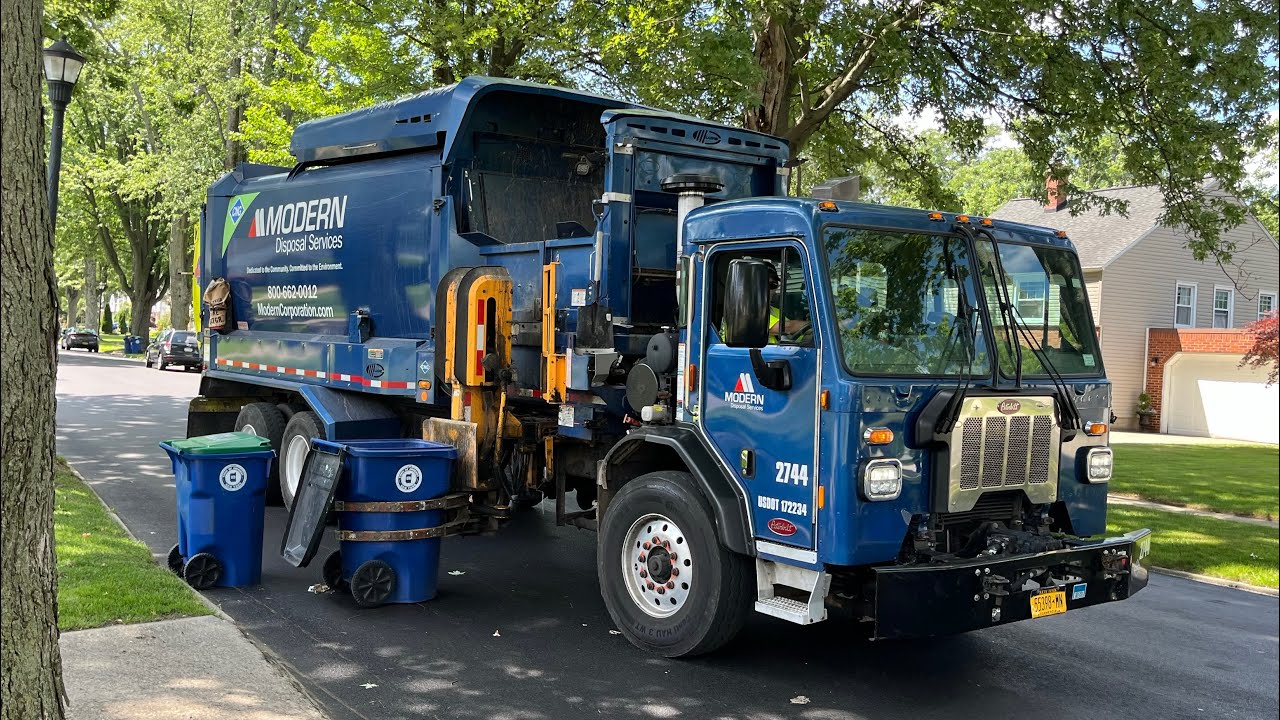 Fast Modern Disposal Peterbilt 520 Labrie Automizer Side Loader Garbage ...