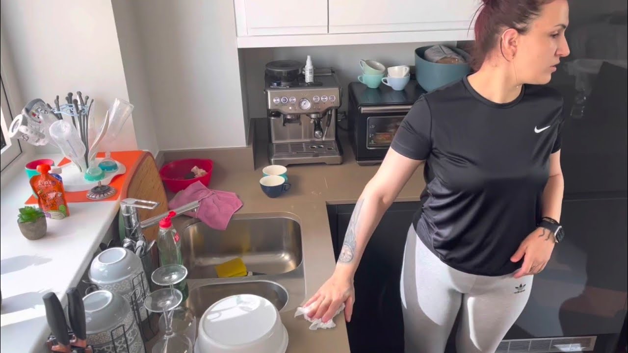 Lady Barber Kitchen Time In Home Barber Girl - YouTube