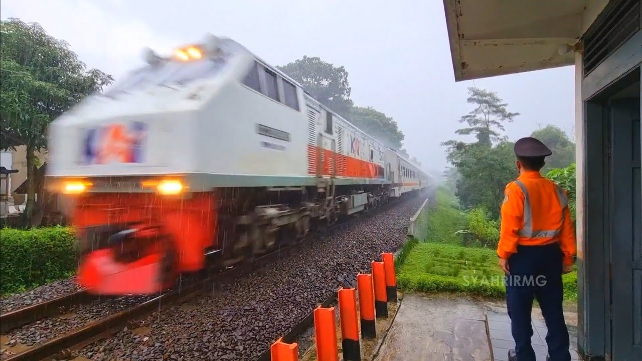 Pos JPL Ini Mengatur 2 Perlintasan Sekaligus! - YouTube