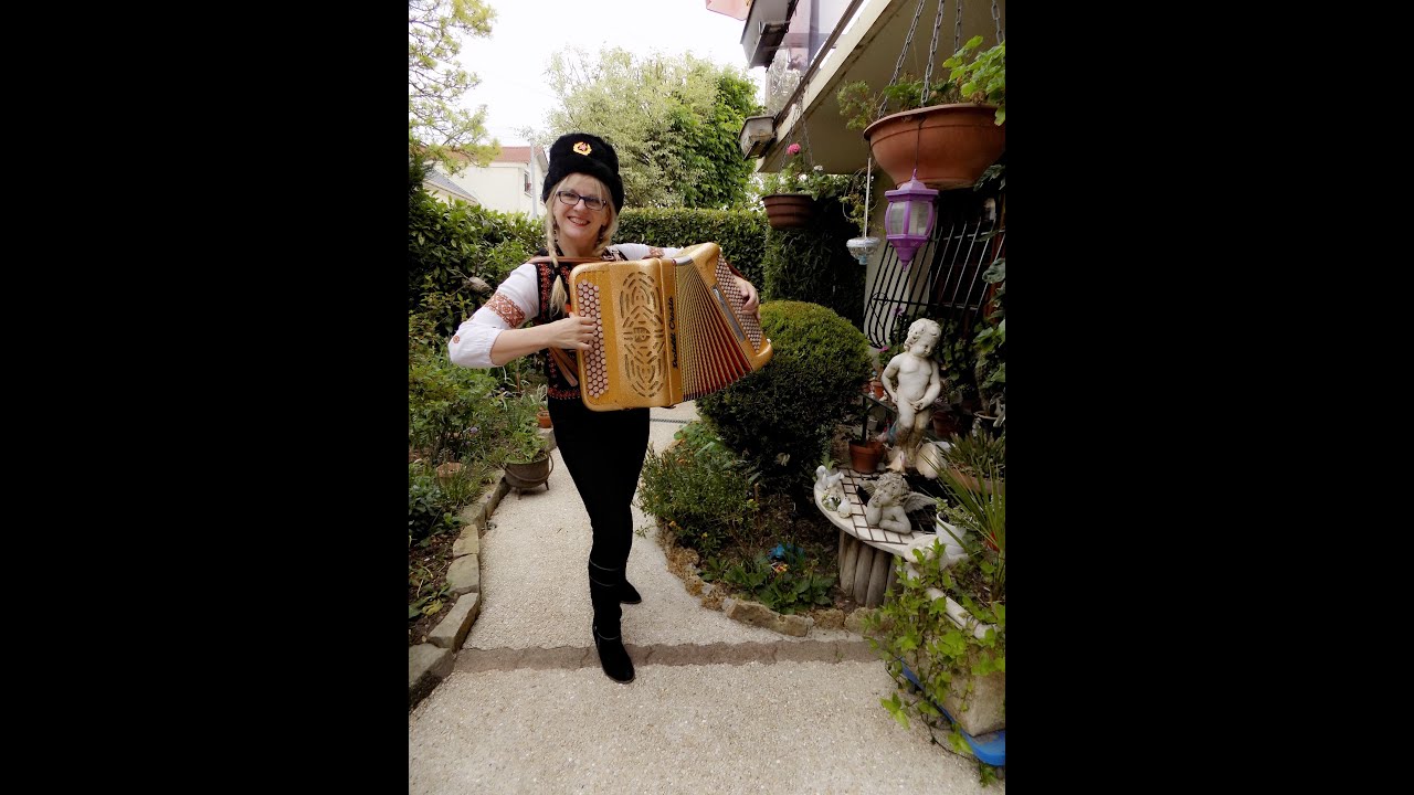 Le Casatchok de Lucile et son accordéon - YouTube