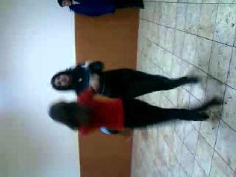 doua fete danseaza la ceta