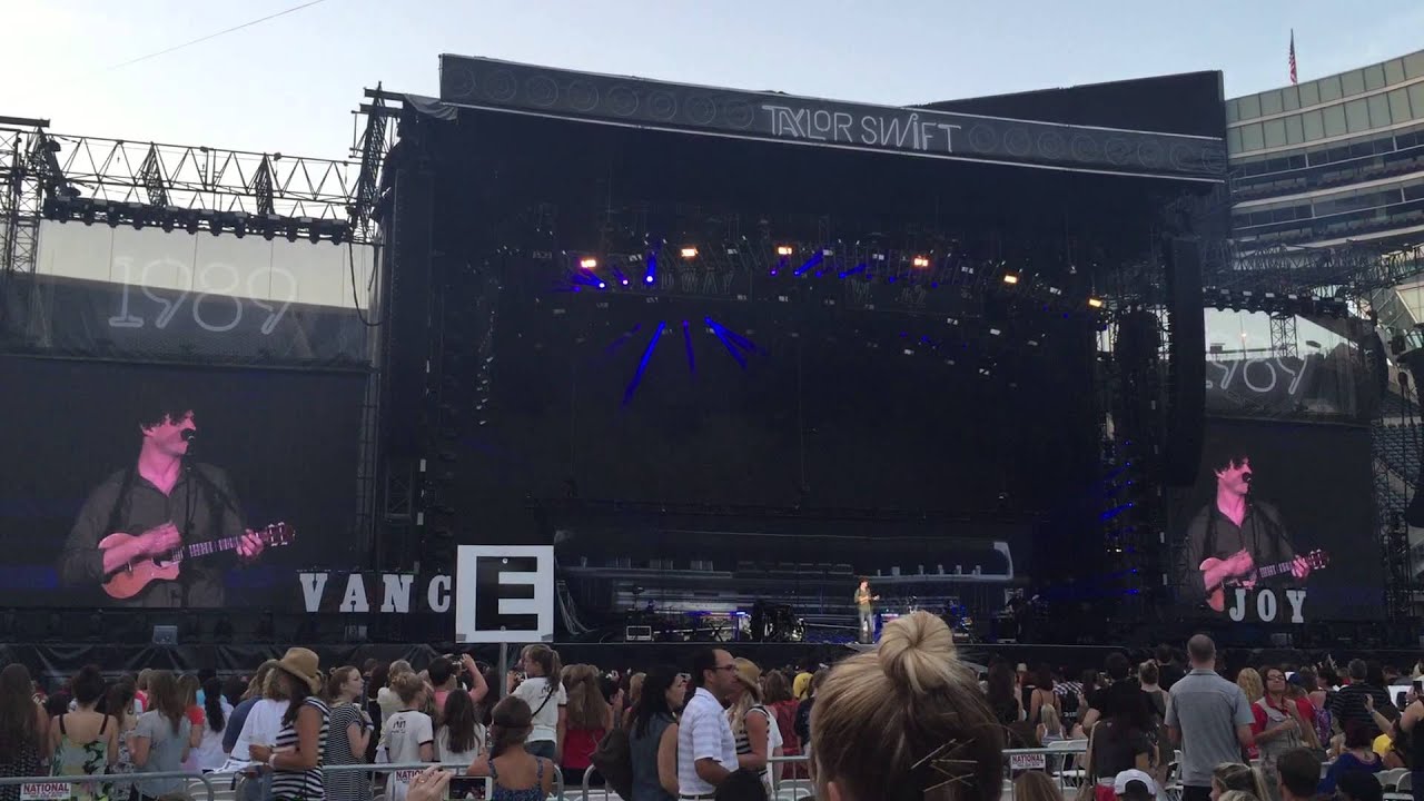 Vance Joy opening act at Taylor Swift 1989 World Tour in Soldier Field ...