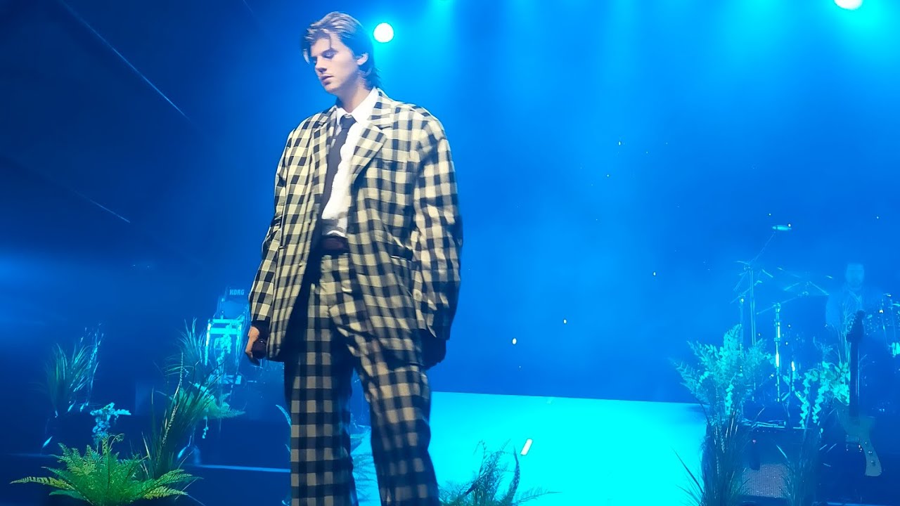 Growing up is - Ruel (4th wall tour in Manila) - YouTube