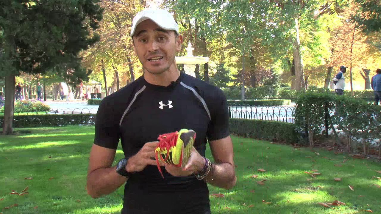 Cómo conseguir una pisada correcta al correr - YouTube