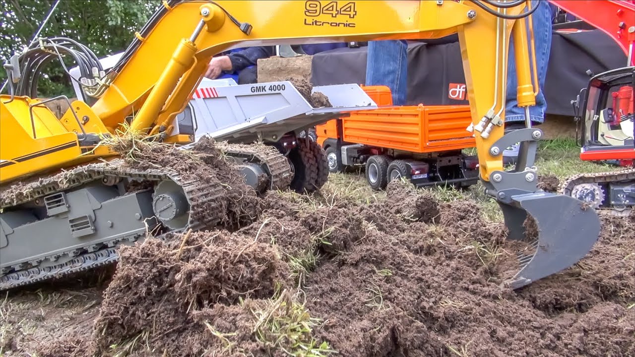 Building a road in the garden with RC Excavators and RC Trucks - YouTube
