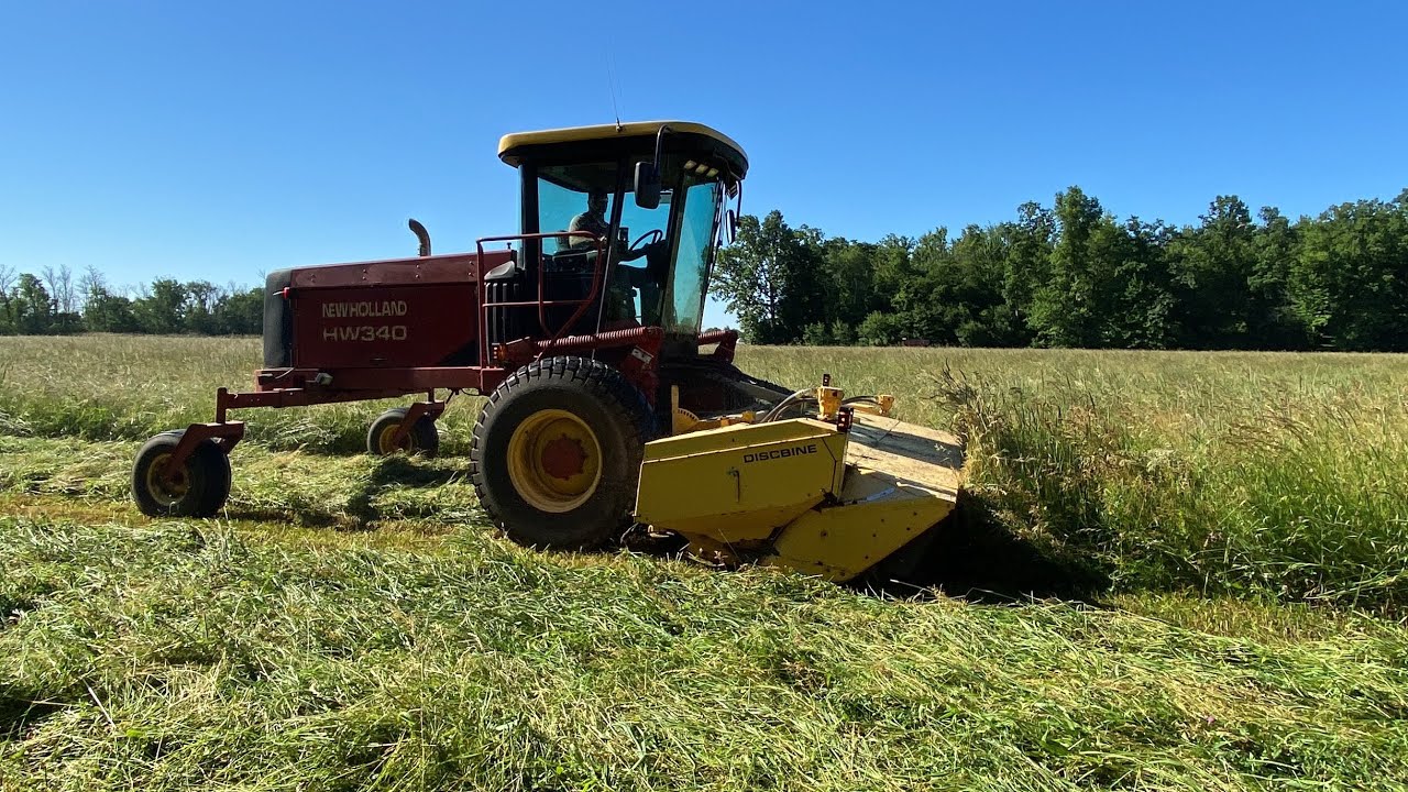 New holland HW340 cutting hay - YouTube
