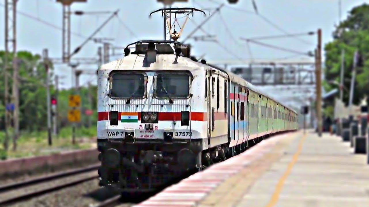 NO MORE UNIFORM RAKE DURONTO ? | High Speed DURONTO EXPRESS at 130kmph ...