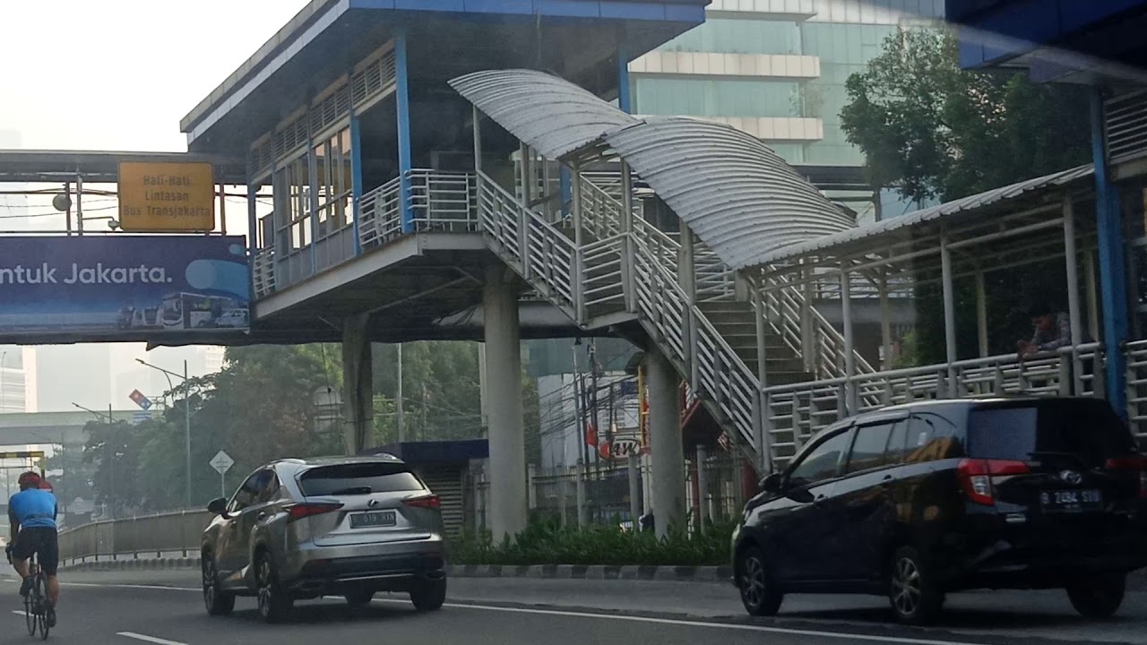 Pagi hari jalan Mampang Prapatan (halte busway) - YouTube