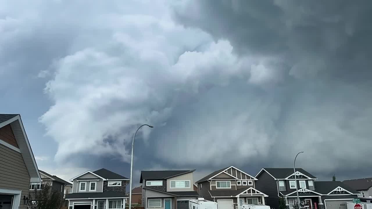 Timelapse Shows Large Storm Formation Above Central Alberta Amid ...