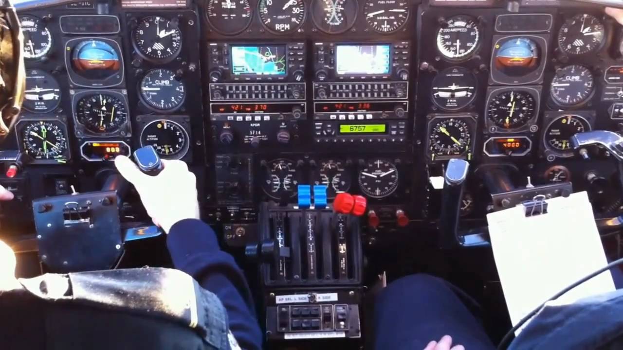 PA-31 Navajo - YouTube
