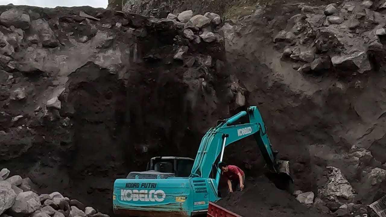 Cliff collapses in sand mining, truck driver shocked - YouTube