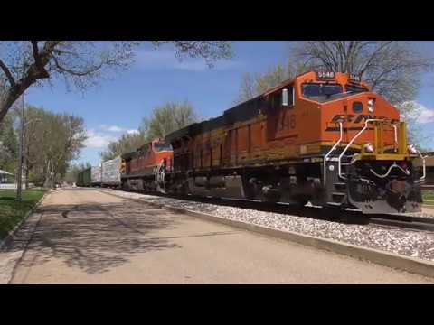 BNSF 5546 North [Wait, An ES44C4?] - YouTube