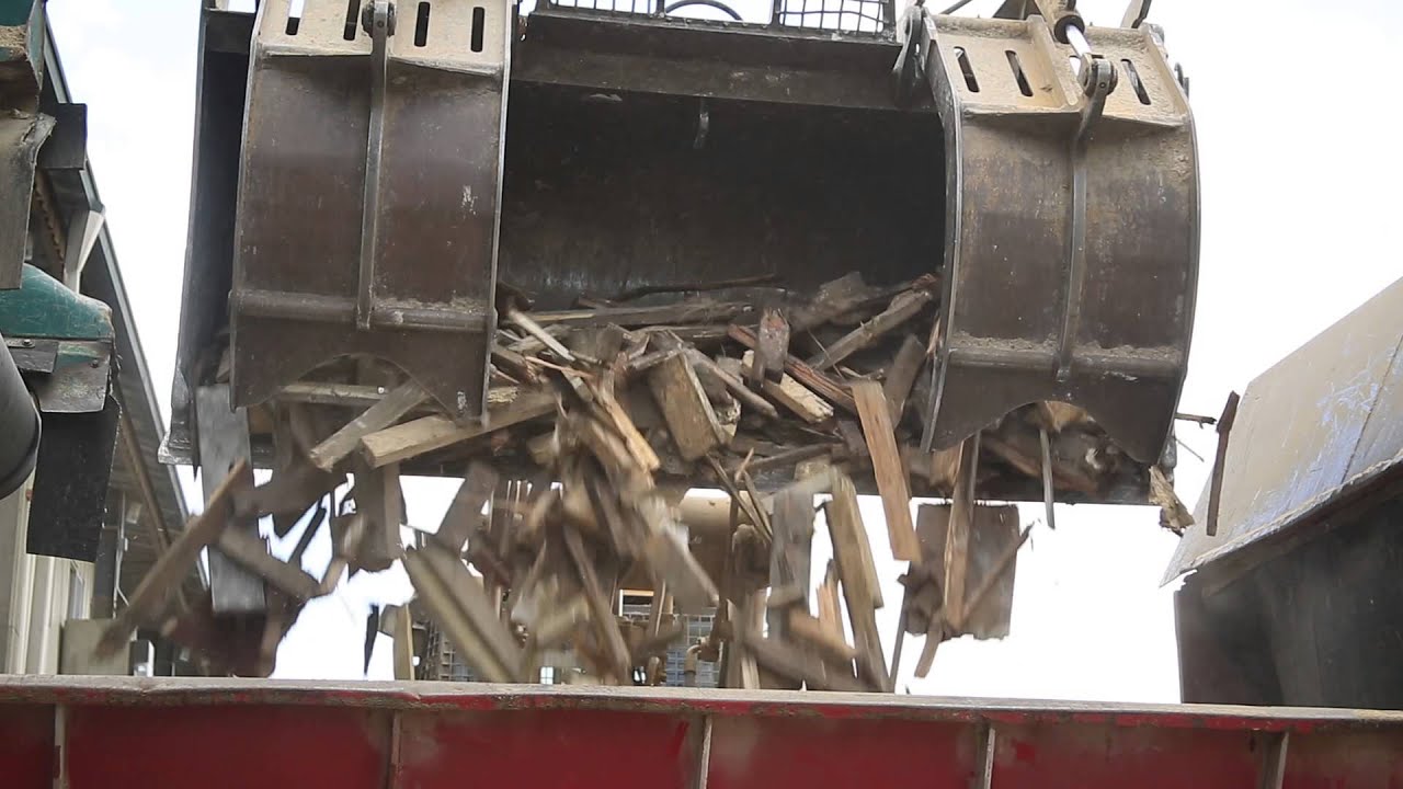 Rotochopper EC-256 Grinding Wood Waste - YouTube