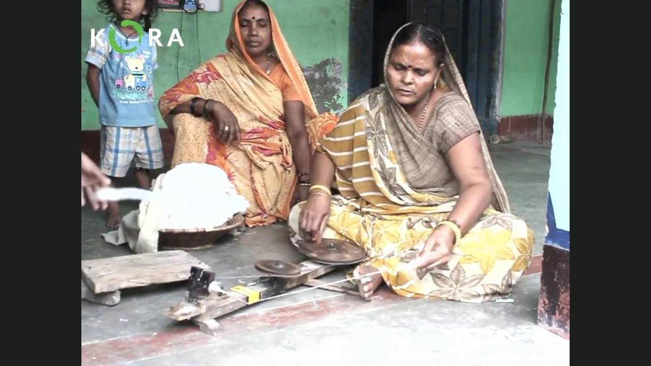 Hand spinning of ginned organic cotton fiber- KORA / S F / Parivartan ...