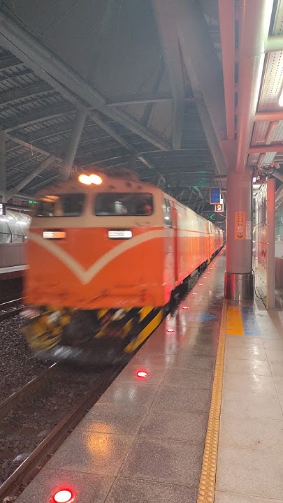 7216次 貨運列車 19:10 屏東通過 本務E228+E204+E214+敞+守 2024.12.23 - YouTube