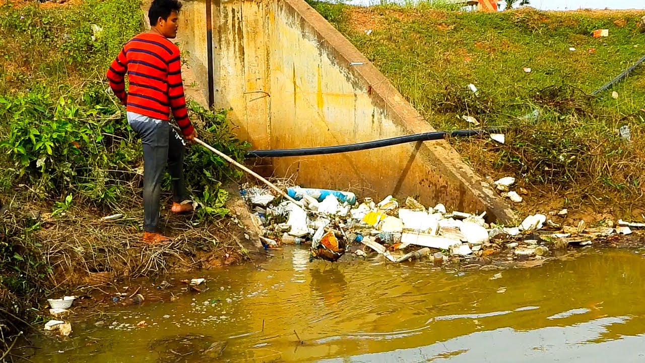 Removal Garbage Clogged The Dam - Unclogging Garbage On Water Gate ...