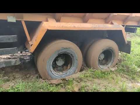 Mau muat batu mobil besar dump truk fuso oren kepater amblas