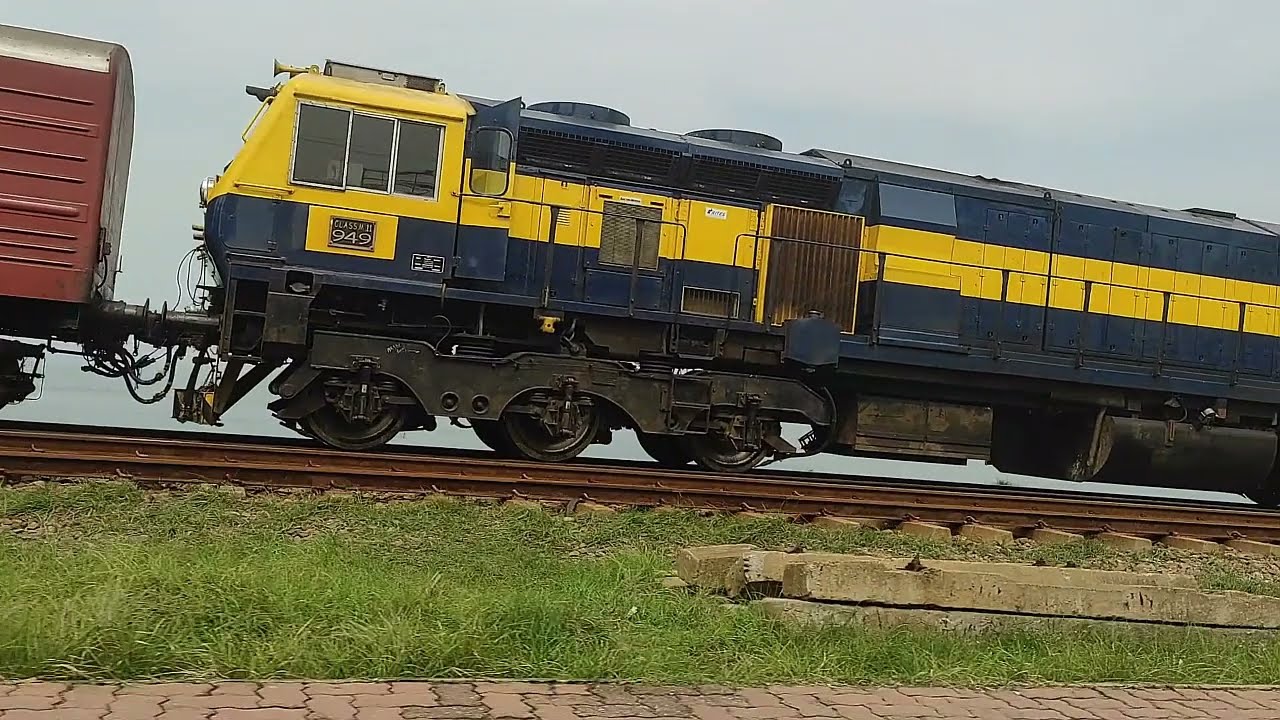 Sri Lanka Railways M11 (Class M11) diesel electric locomotive via ...