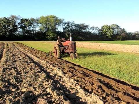 1941 Farmall M plowing - YouTube