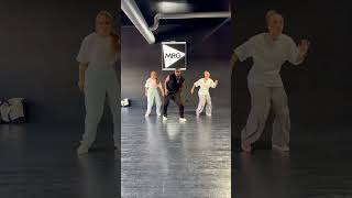 Petit génie - Jungeli - Abou Debeing - Alonzo - Imen Es - Dance video ...