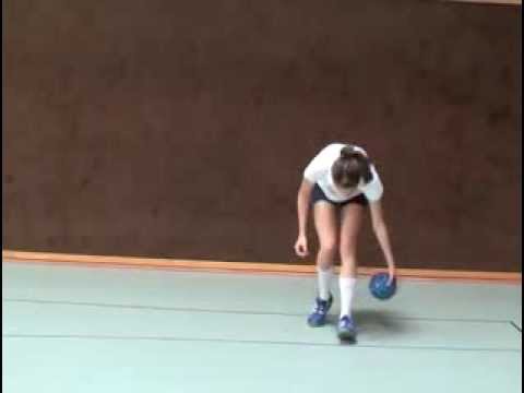 HLZ-Koordination001: Ball prellen mit Schrittwechselsprüngen - YouTube