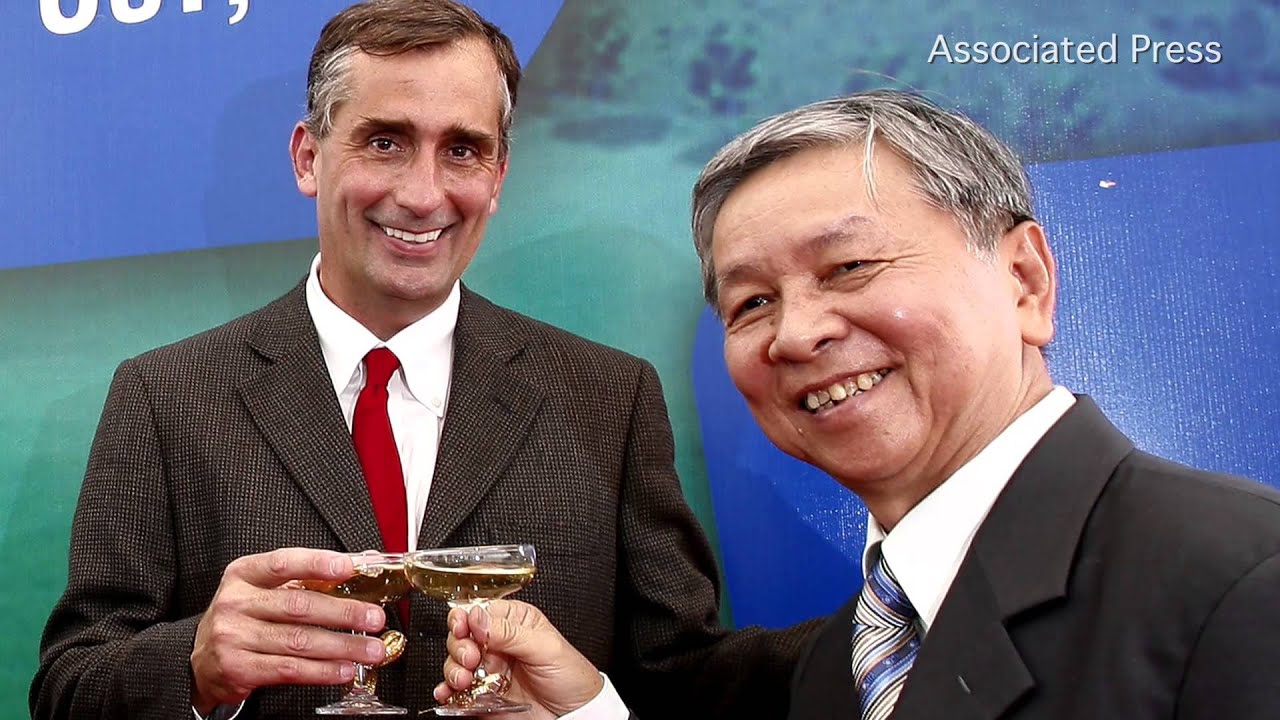 Intel Names New CEO, and More - YouTube
