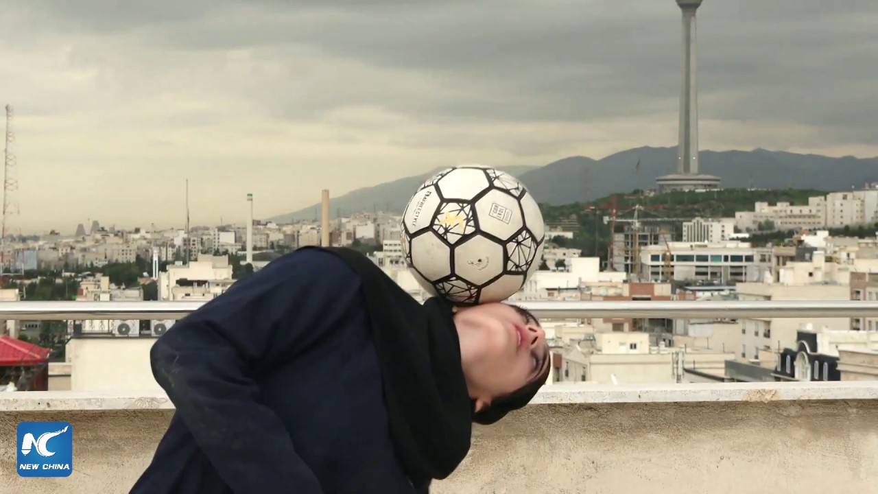 Woman shows off football freestyle skills on Tehran rooftop - YouTube