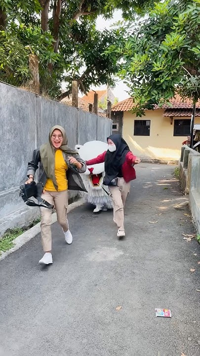 Macanan Kejar Dua Cewek - YouTube