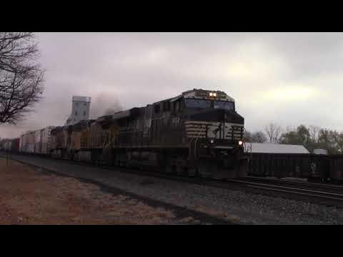 11/1/22 Edgerton, OH; NS 8022 leads a mixed freight w/ UP Power - YouTube