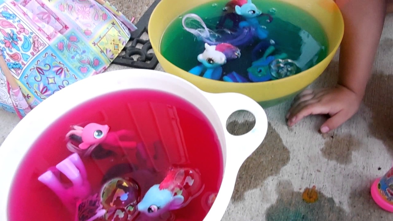 My Little Pony Pool Party- Ponies play in pink and blue water - YouTube