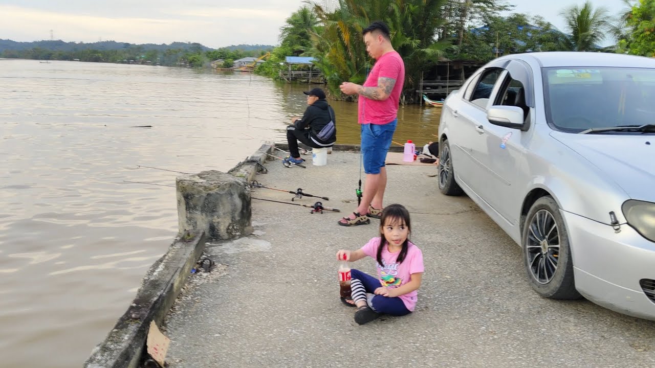 Memancing Udang Galah Di Pasar Sebauh Guys - YouTube