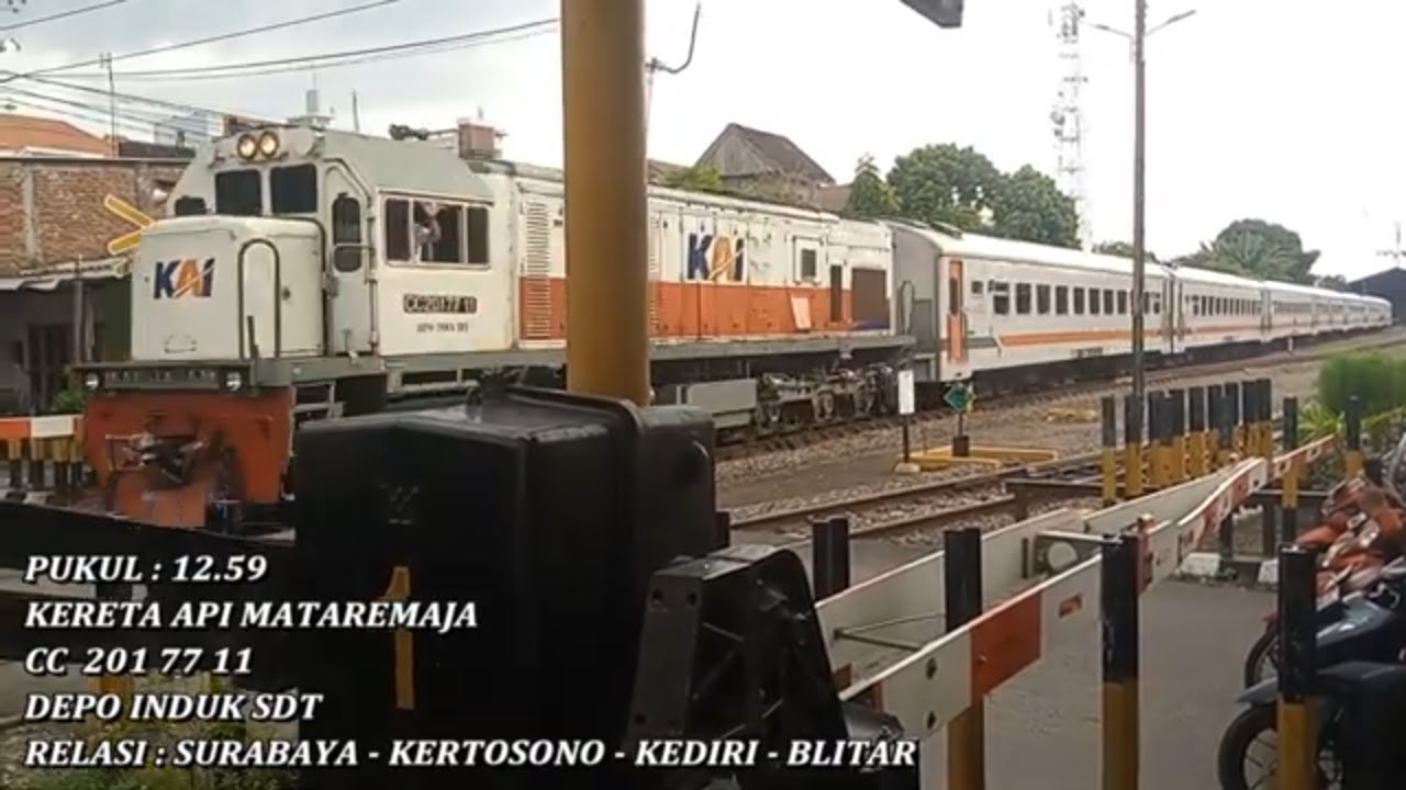 Kereta Api Dhoho melintas diperlintasan Sriwijaya Kota Kediri - YouTube